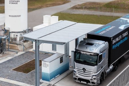 Daimler Truck and Linde set standard for liquid hydrogen refuelling ...